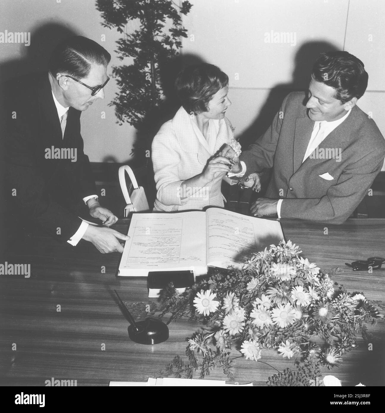 Lilly Palmer und Carlos Thompson heiraten in Küsnacht 1957#Lilly Palmer ...