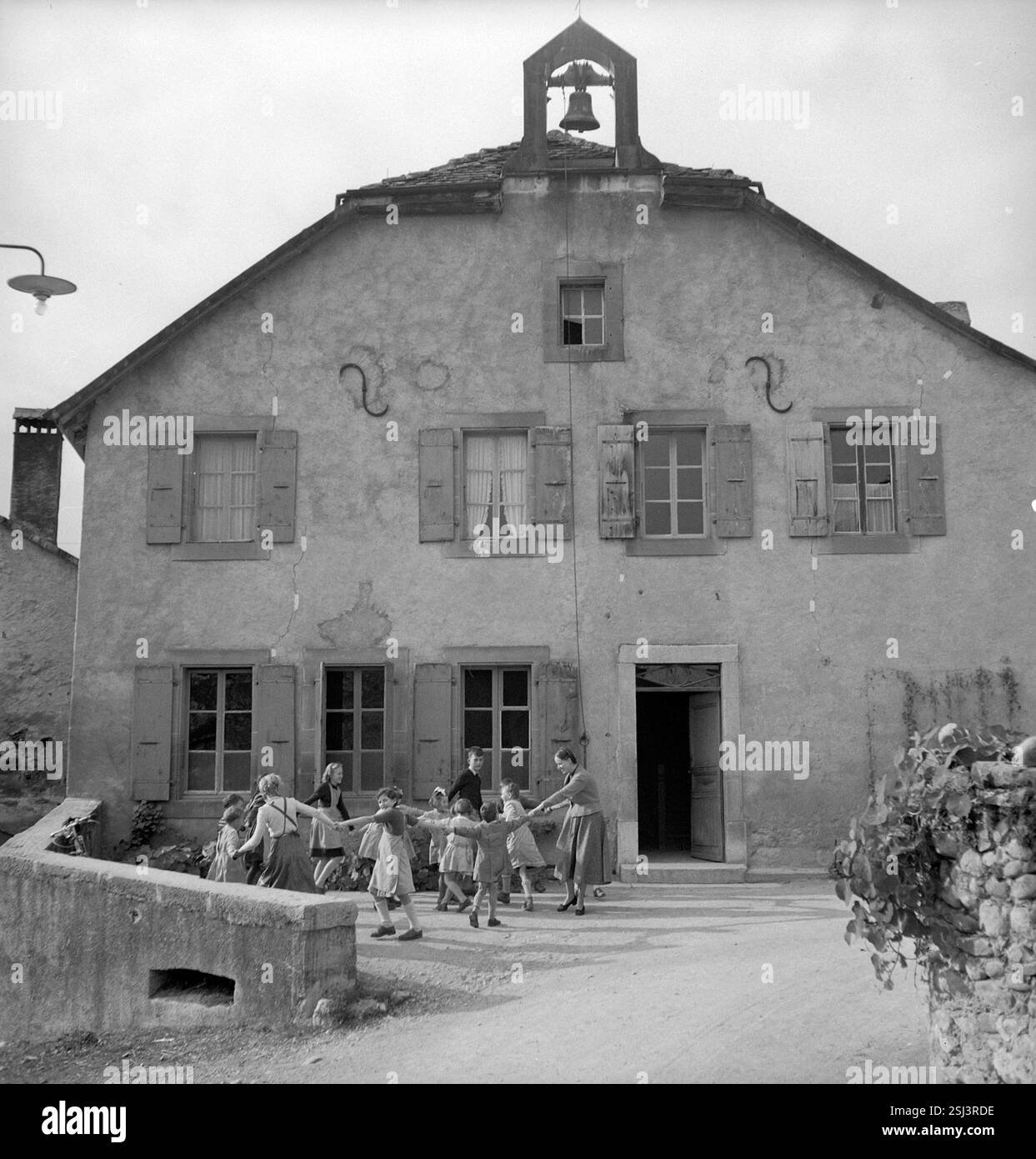 Coinsins; Lehrerin Elisabeth Glauser und ihre Klasse beim Ringelreihen ...