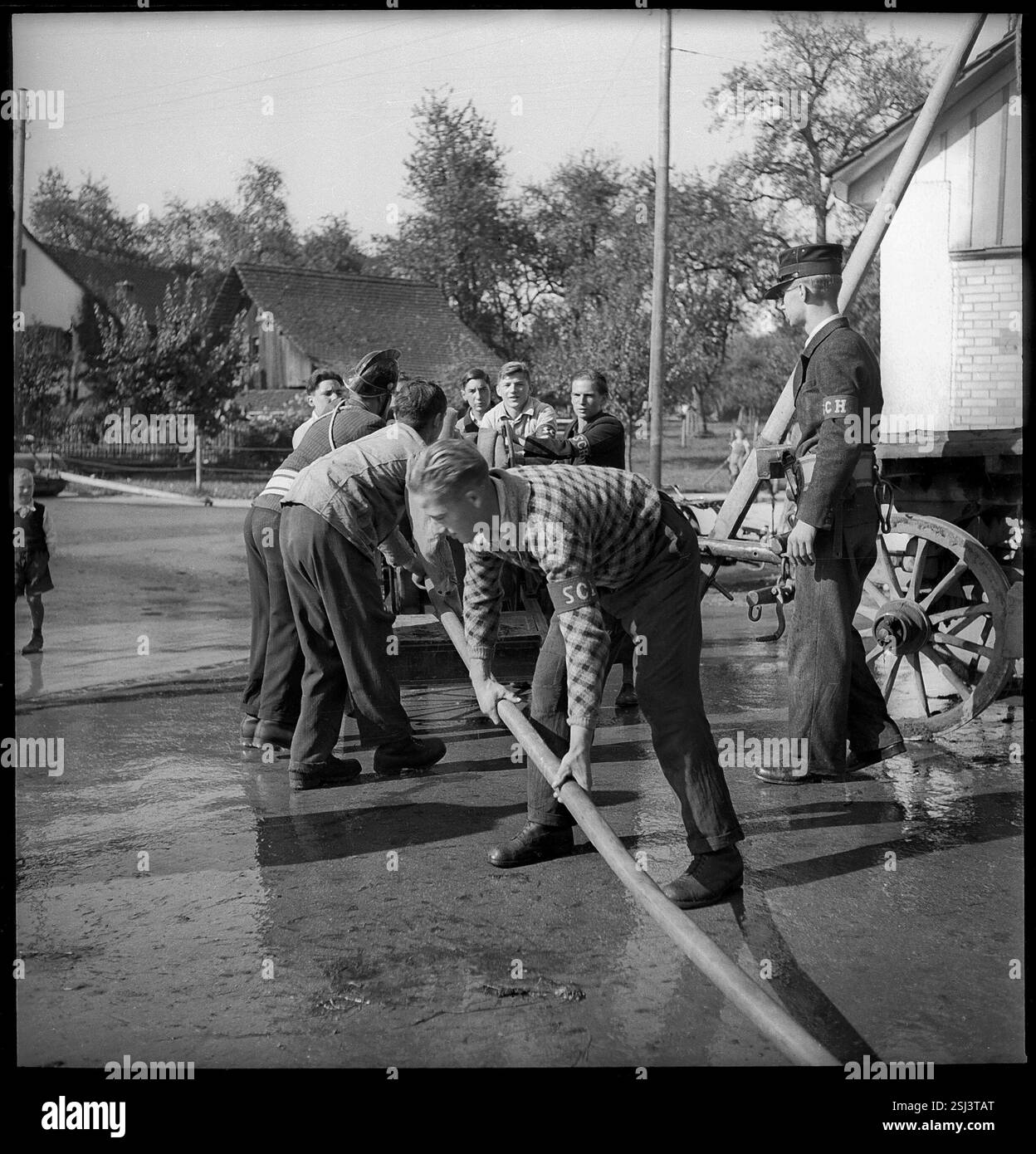 Kriegsfeuerwehr: Männer verlegen Feuerwehrschlauch, 1939#War fire ...