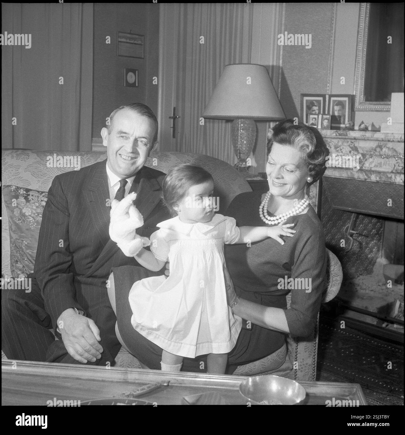 Max Petitpierre mit Ehefrau Antoinette und Enkelkind, 1959#Max ...