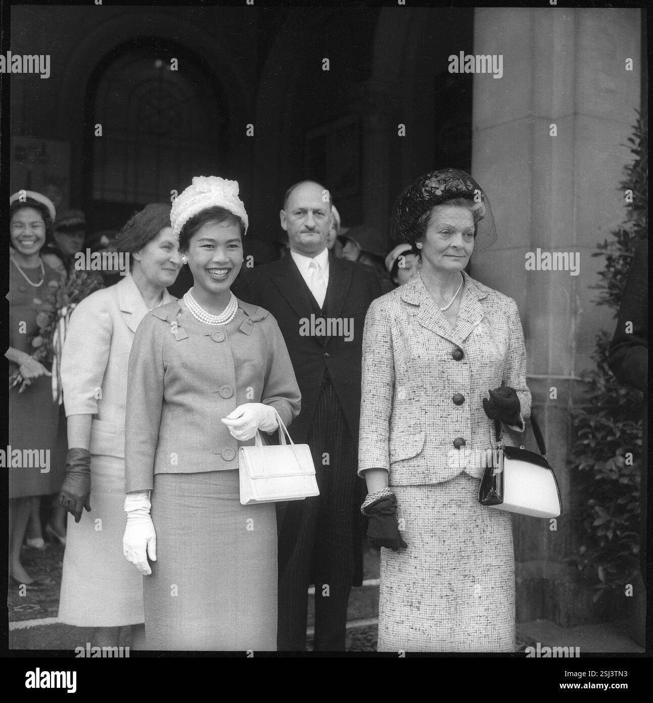 Königin Sirikit von Thailand mit Antoinette Petitpierre (r), 1960#Queen ...