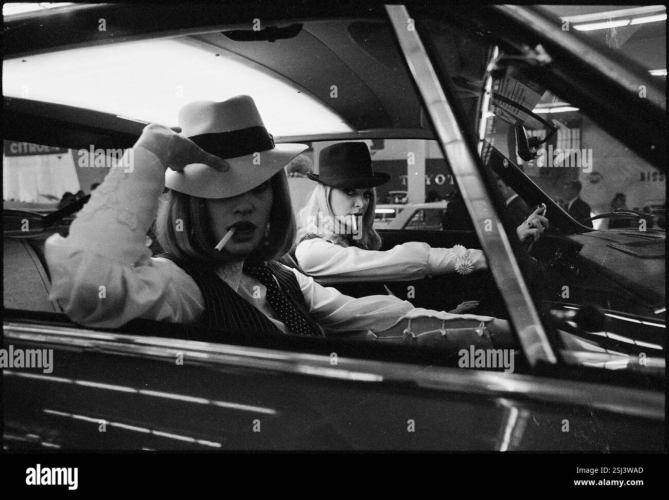 38. Internationaler Automobilsalon Genf 1968: Hostessen im "Bonnie and ...