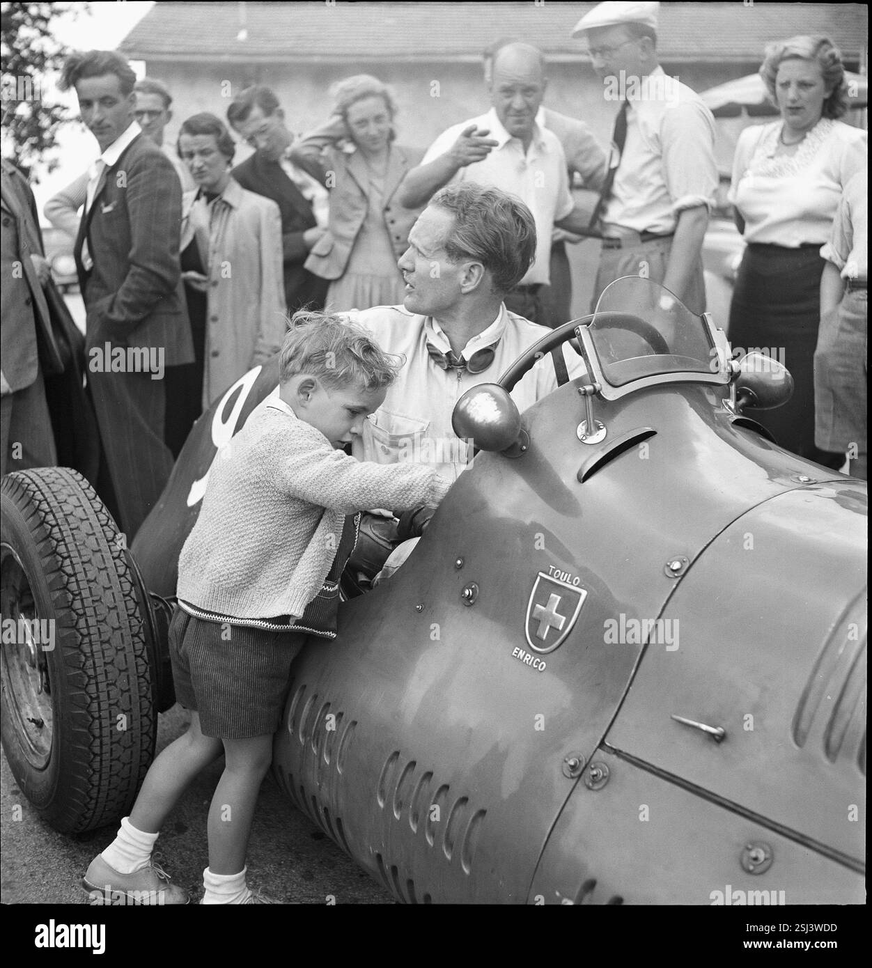 Emmanuel de Graffenried und Sohn Leo in Rennauto, 1950#Emmanuel de ...
