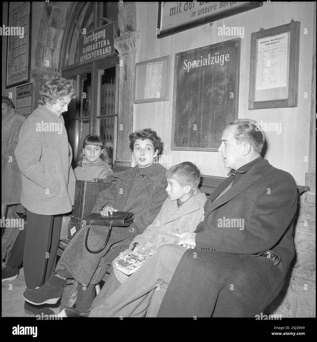 Jacobo Arbenz Guzman und Familie, Bahnhof Visp 1955#Jacobo Arbenz ...