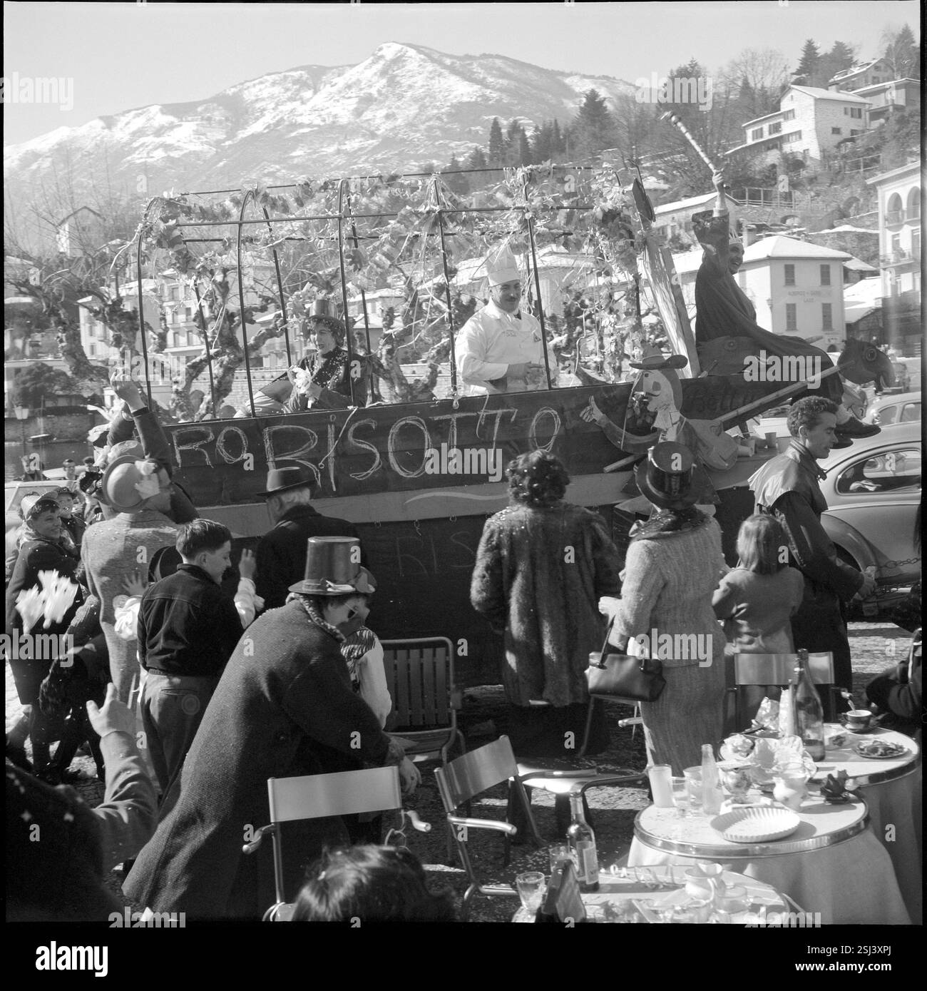 Risotto-Essen an der Fasnacht in Ascona, 1955#Public risotto meal at ...