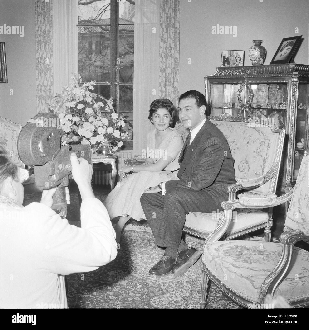 Zu Besuch bei ihrem Schwiegervater#visiting her father-in-law Stock Photo - Alamy