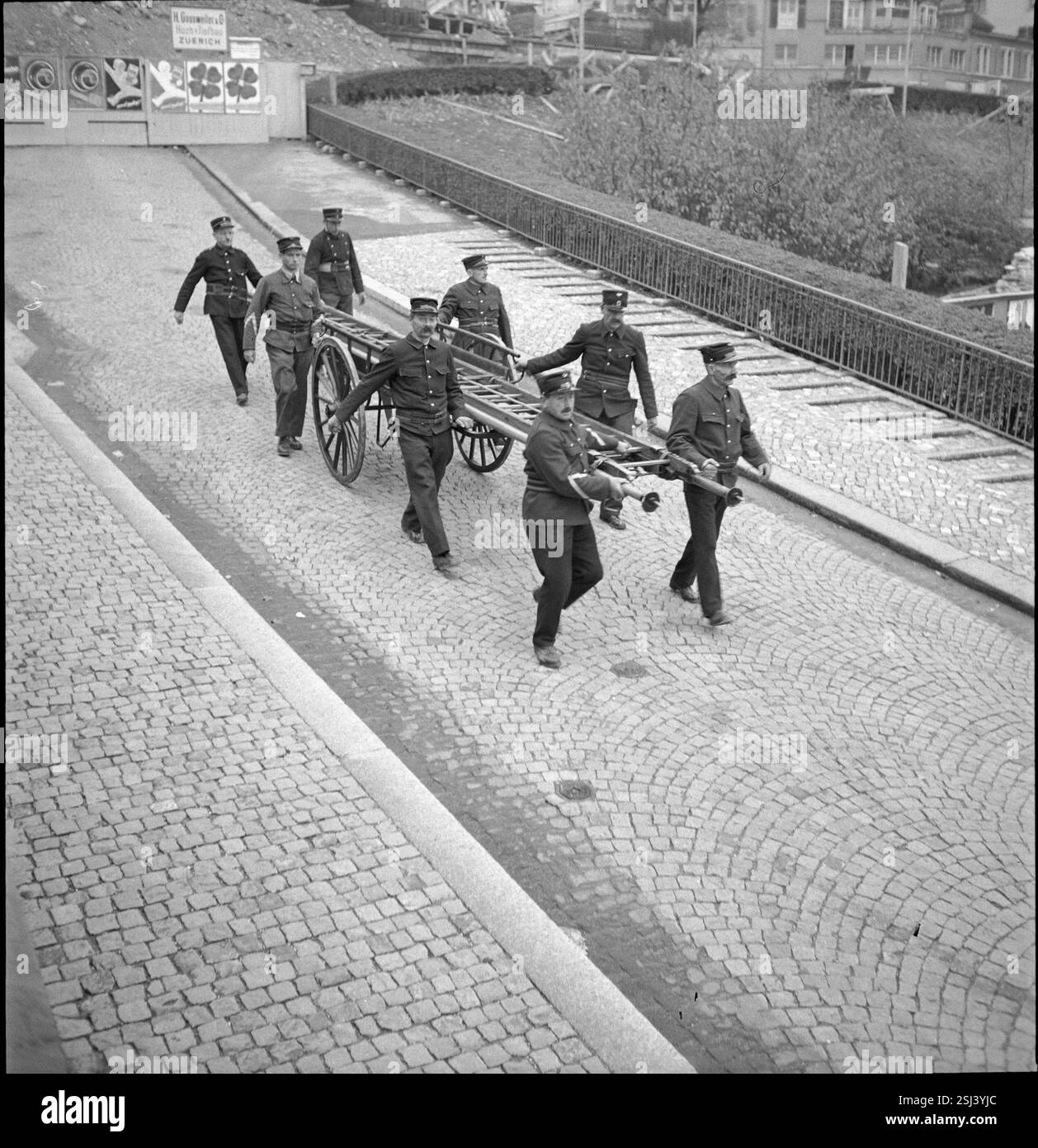 Kriegsfeuerwehr: Leiter auf Handwagen; 1939#War fire brigade; Ladder ...