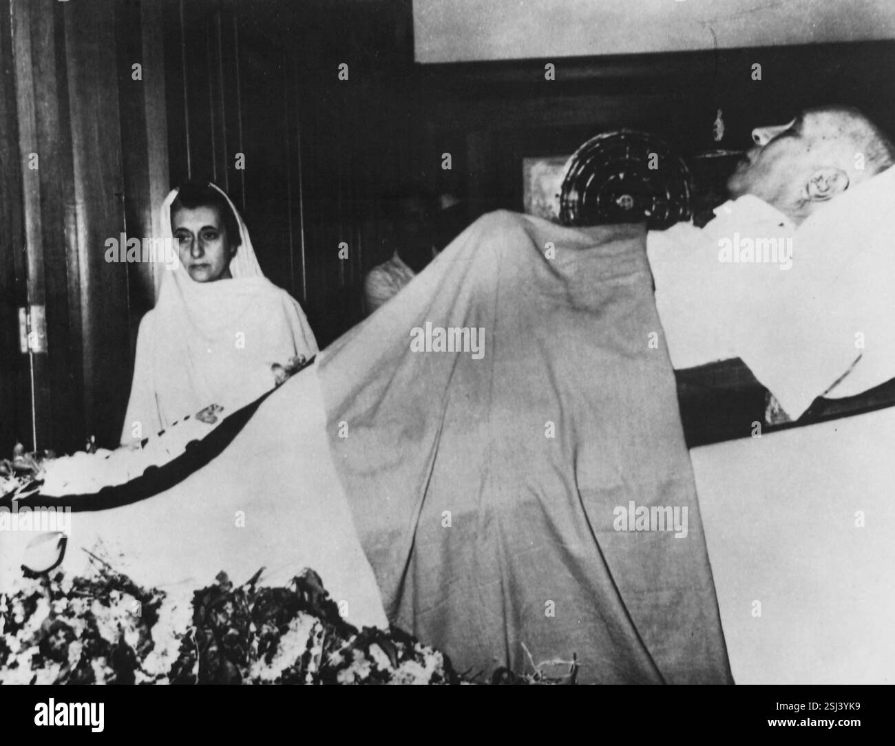Indira Gandhi mit ihrem toten Vater Nehru, 1964#Indira Gandhi with her ...