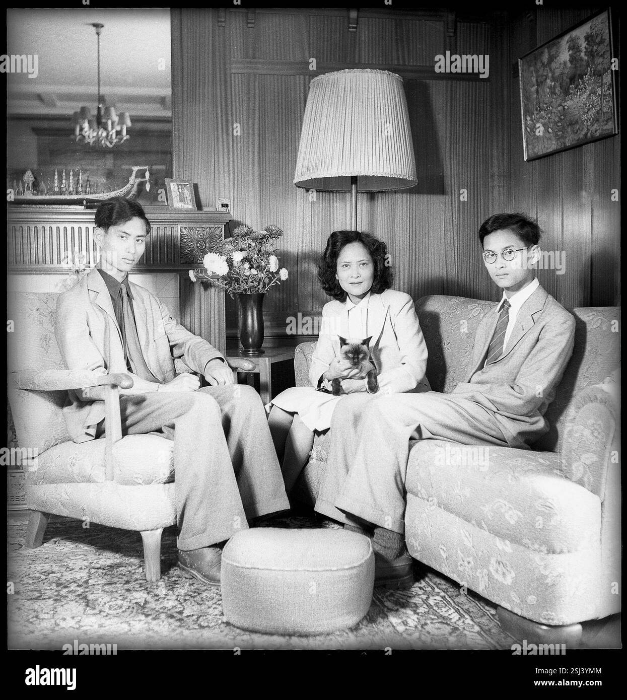 Prinz Ananda Mahidol, Prinzessin Galyani, Prinz Bhumibol, 1945#Prince Ananda Mahidol, princess ...