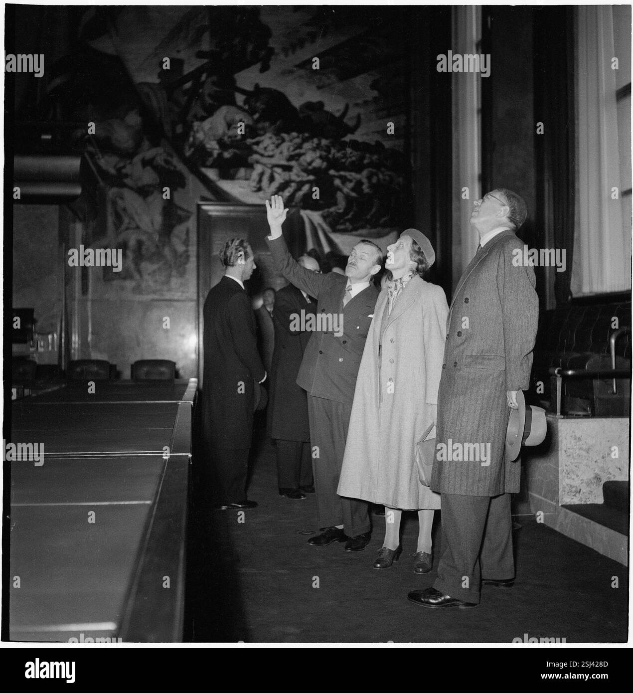 Gustaf VI. Adolf (r) und Louise von Schweden besuchen die UNO in Genf ...