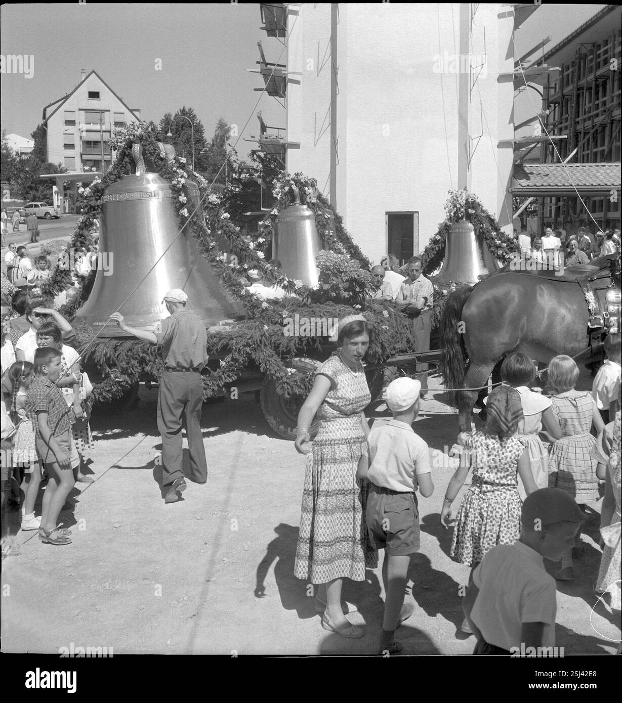 Glockenaufzug, neue Kirche Witikon, Zürich 1955#Installation of the ...