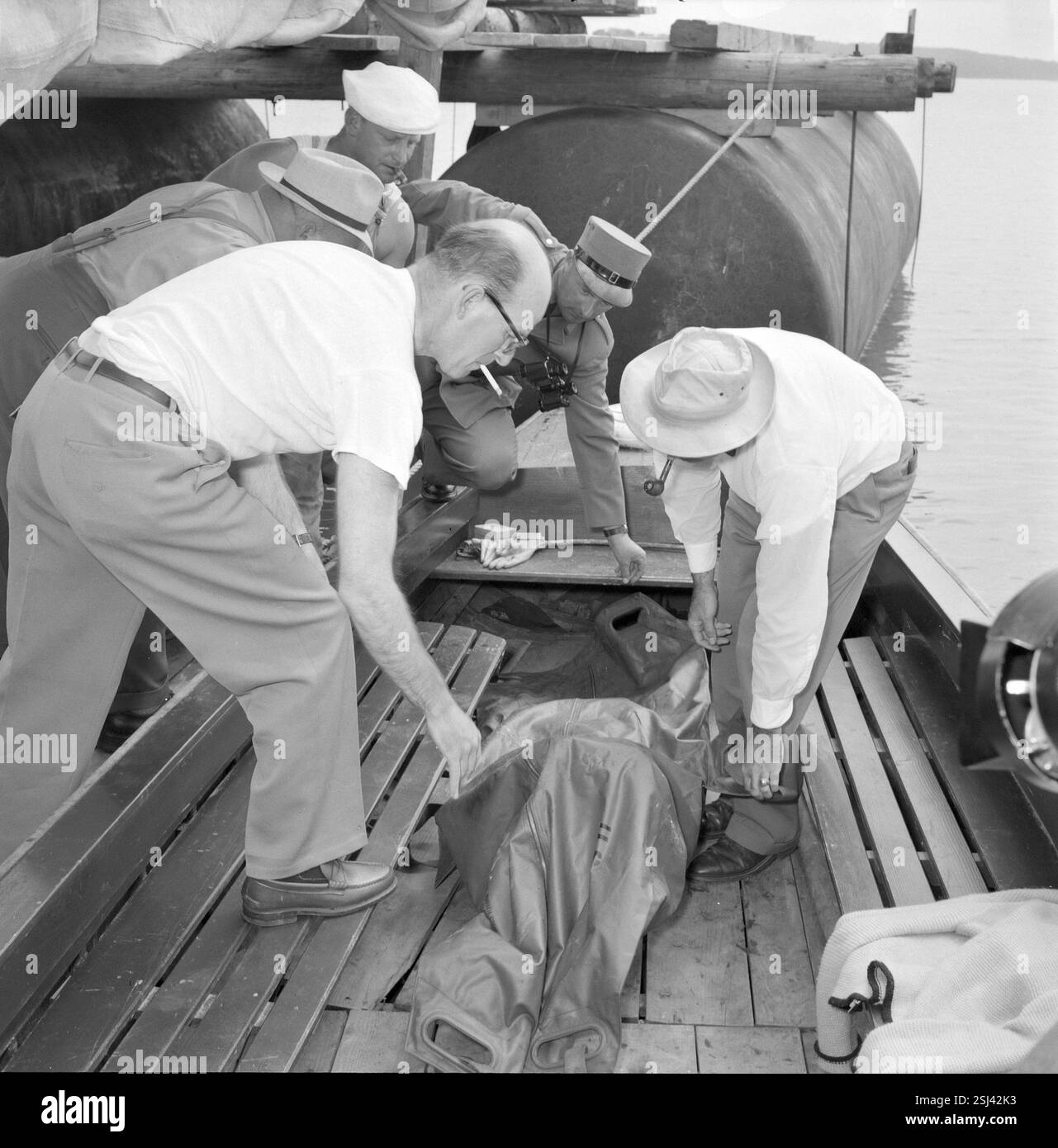 Nach WK 2: Bergung der Leiche des US-Bomberpiloten, Greifensee 1953# ...