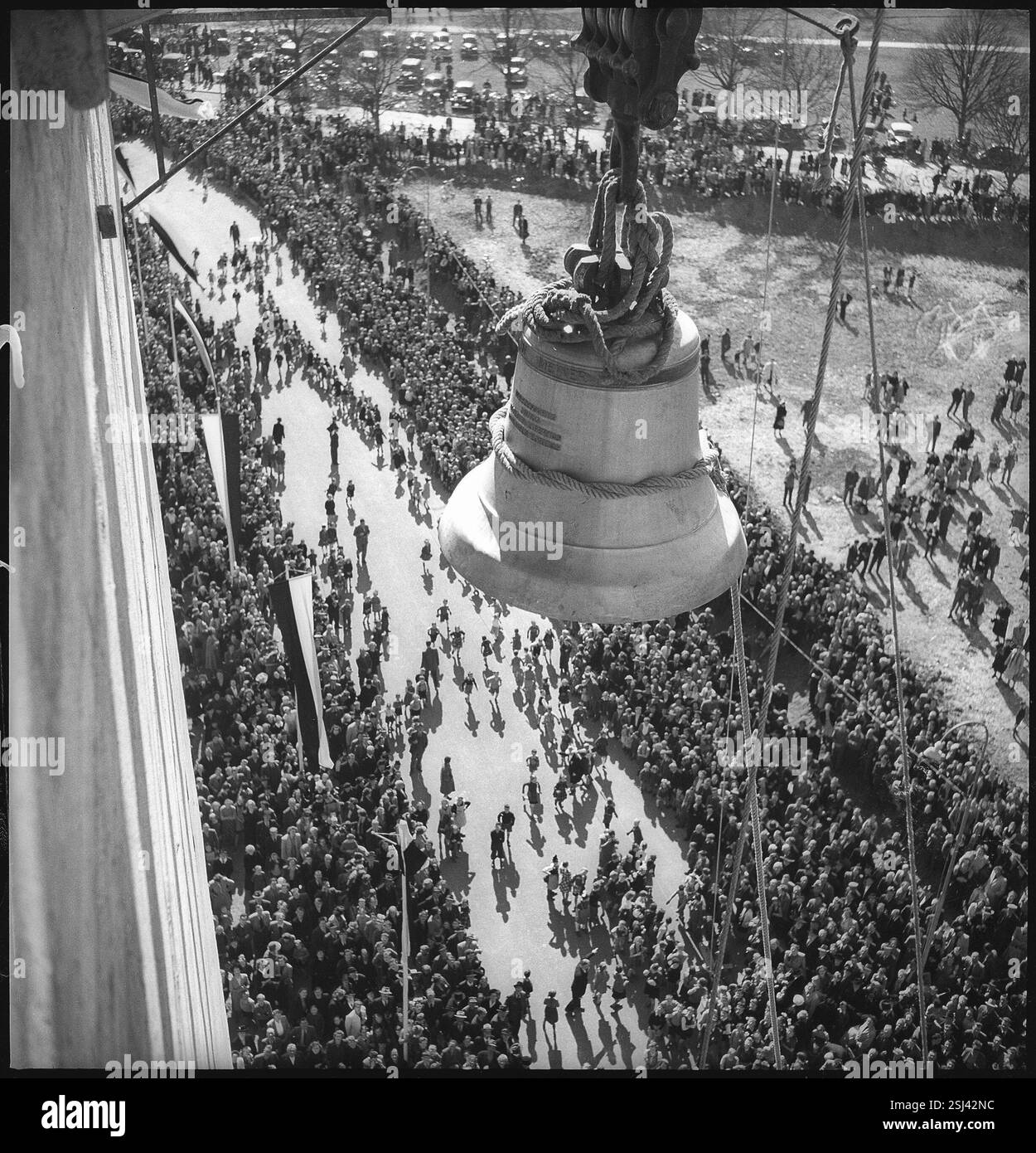 Glockenaufzug Steigkirche Schaffhausen 1949#Church bell lifting ...