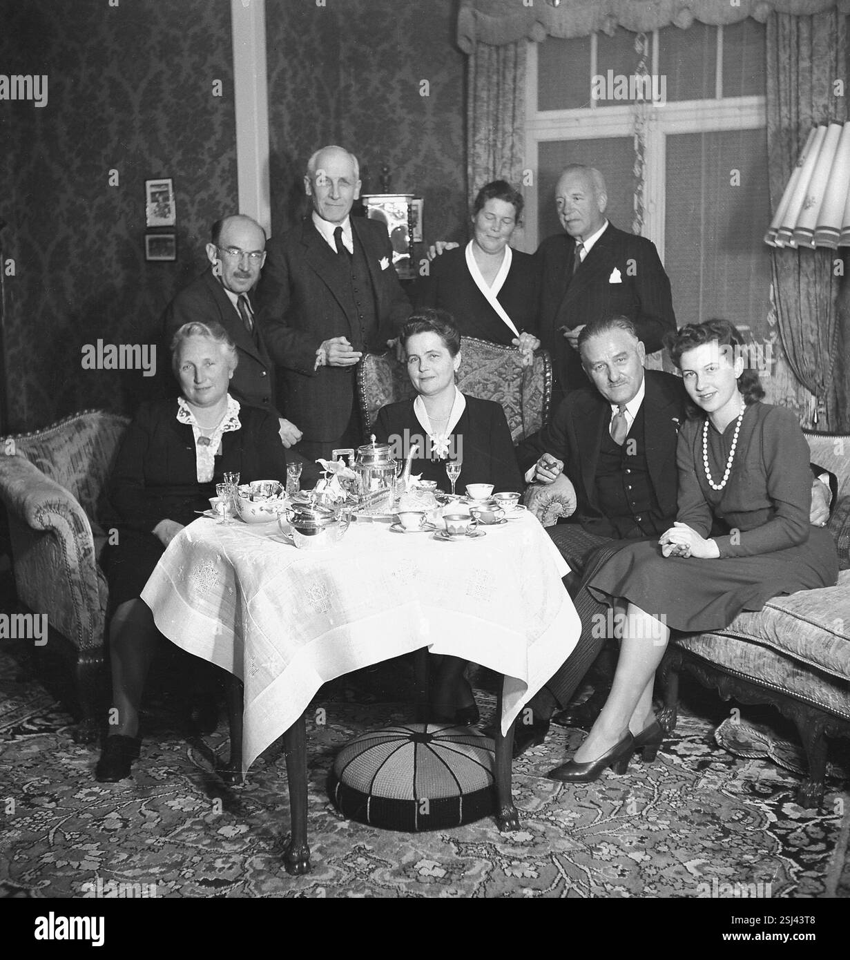 Gilberte de Courgenay mit Familie, 1946#Gilberte de Courgenay with ...