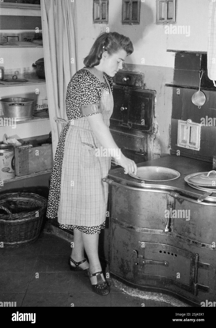 WK 2: Landhilfe; Junge Frau beim Kochen, 1941#WW2 : farming camp; young ...