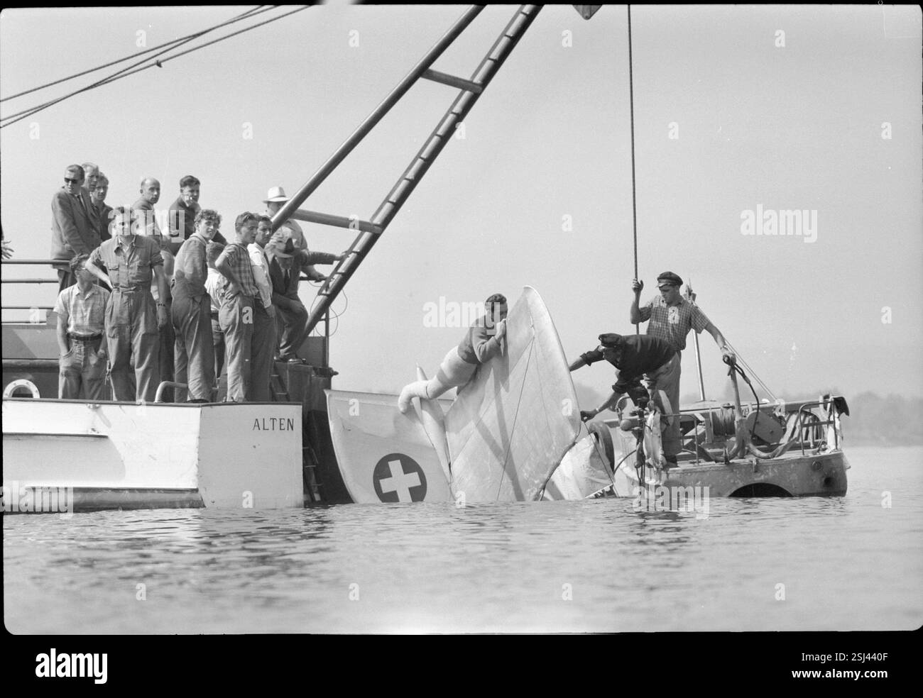 Bergung eines P16 Kampfjet aus dem Bodensee 1955#Salvaging of P16 ...