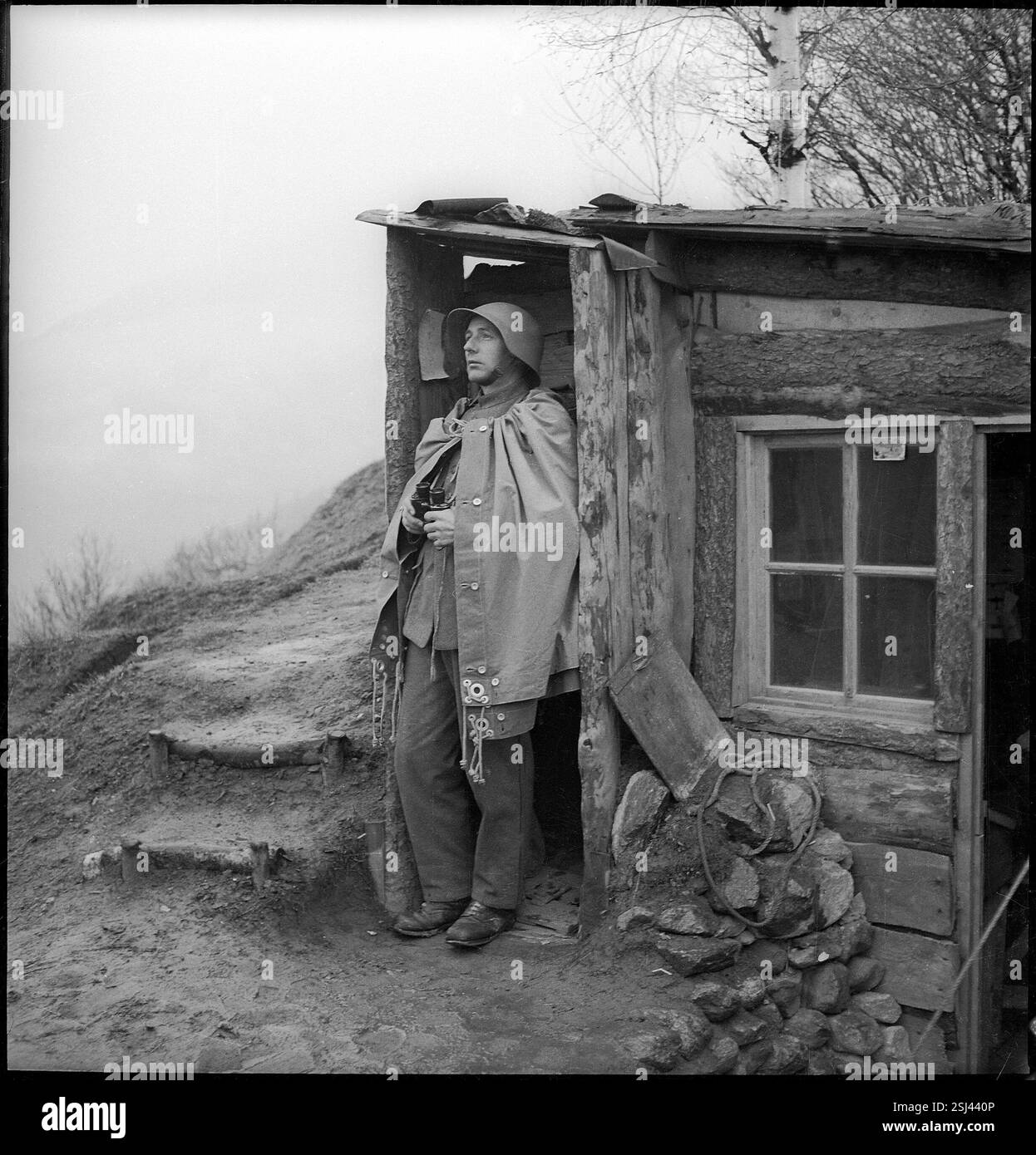 Flab-Soldat bei Flugbeobachtung, Wallis 1940#Flight observation by air ...