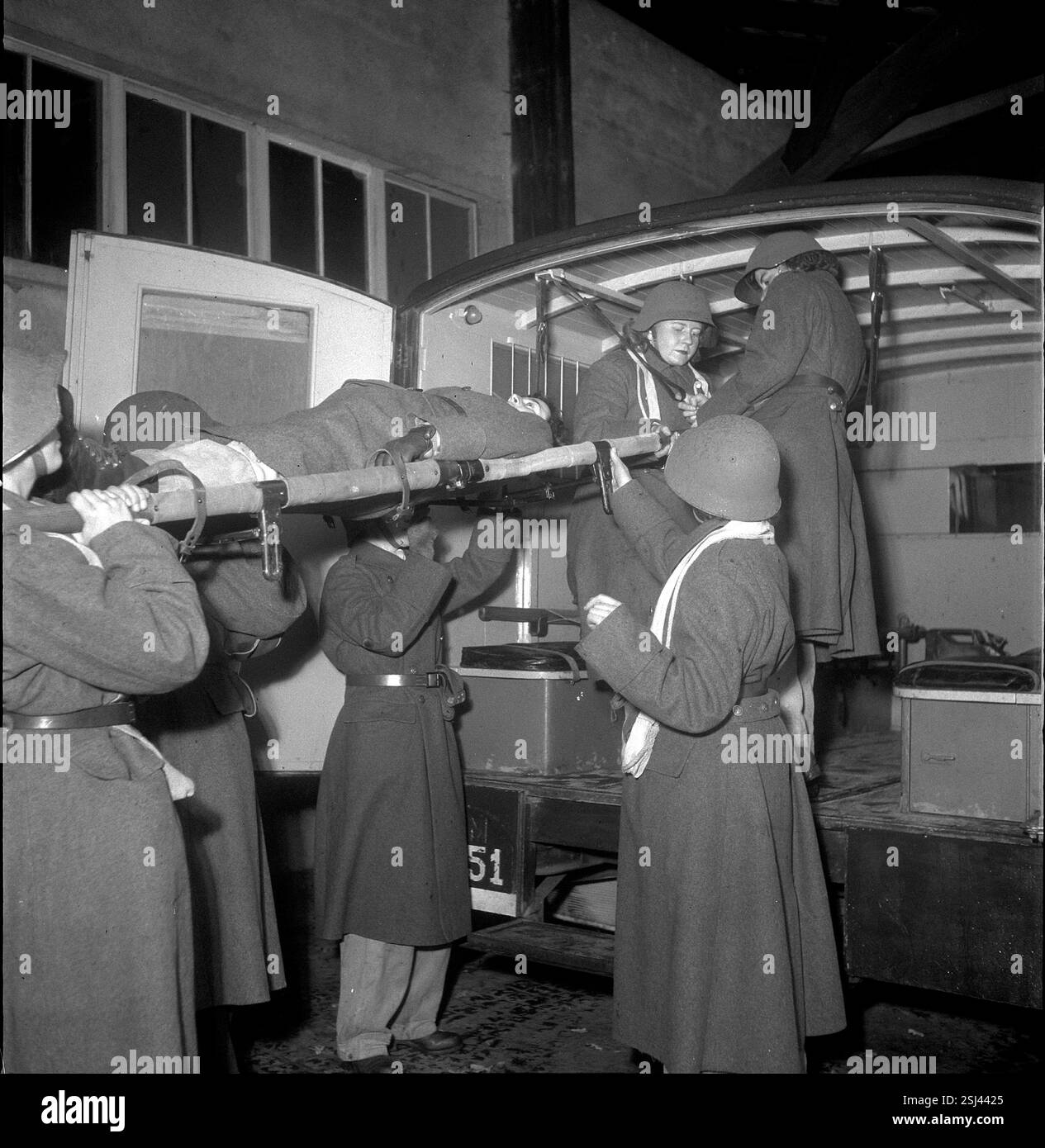 Soldatinnen transportieren eine Simulantin, Luzern 1950#Women soldiers ...