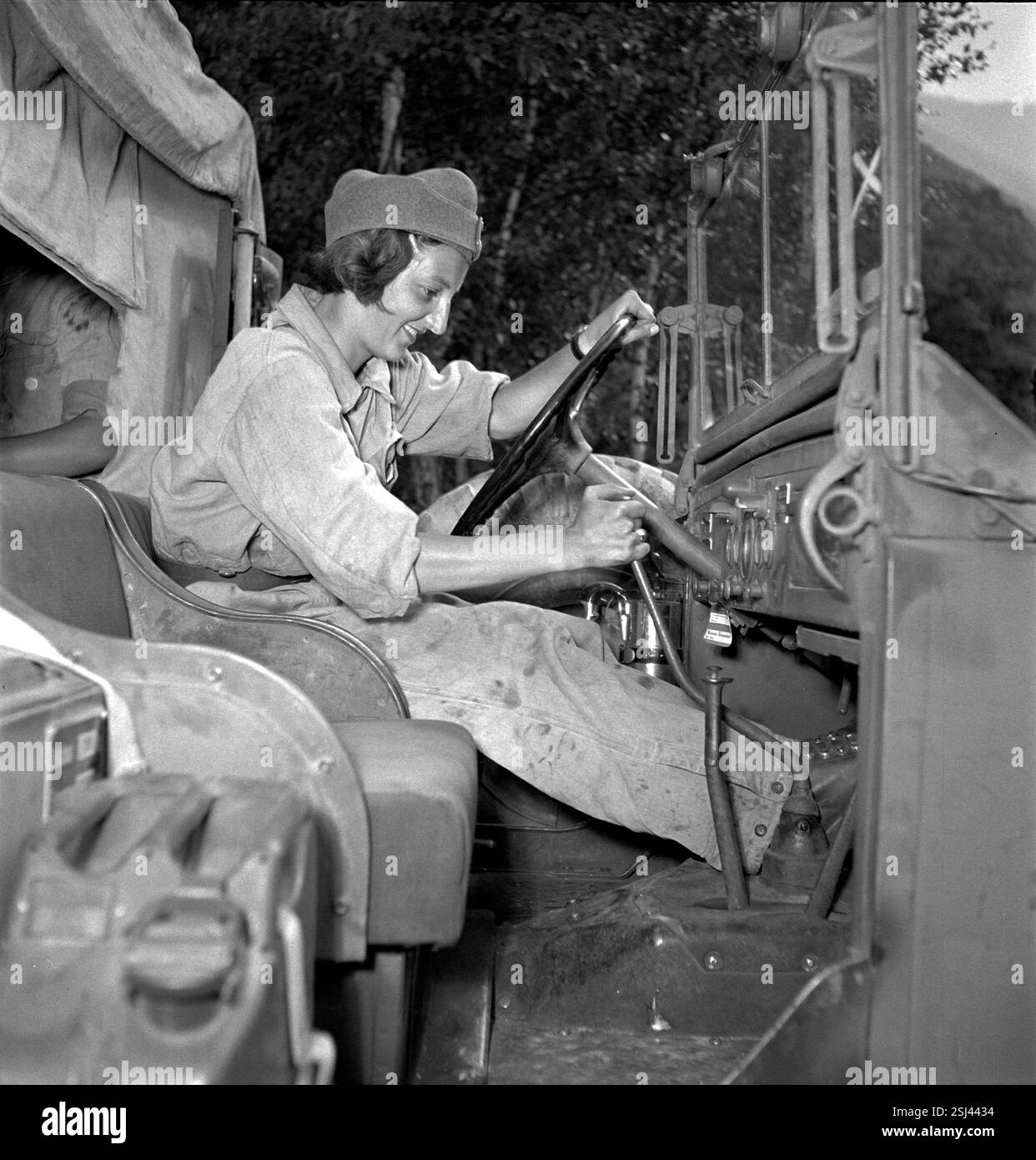 Soldatin beim Lenken eines Dodge Weapon Carrier, Brig 1950#Woman ...