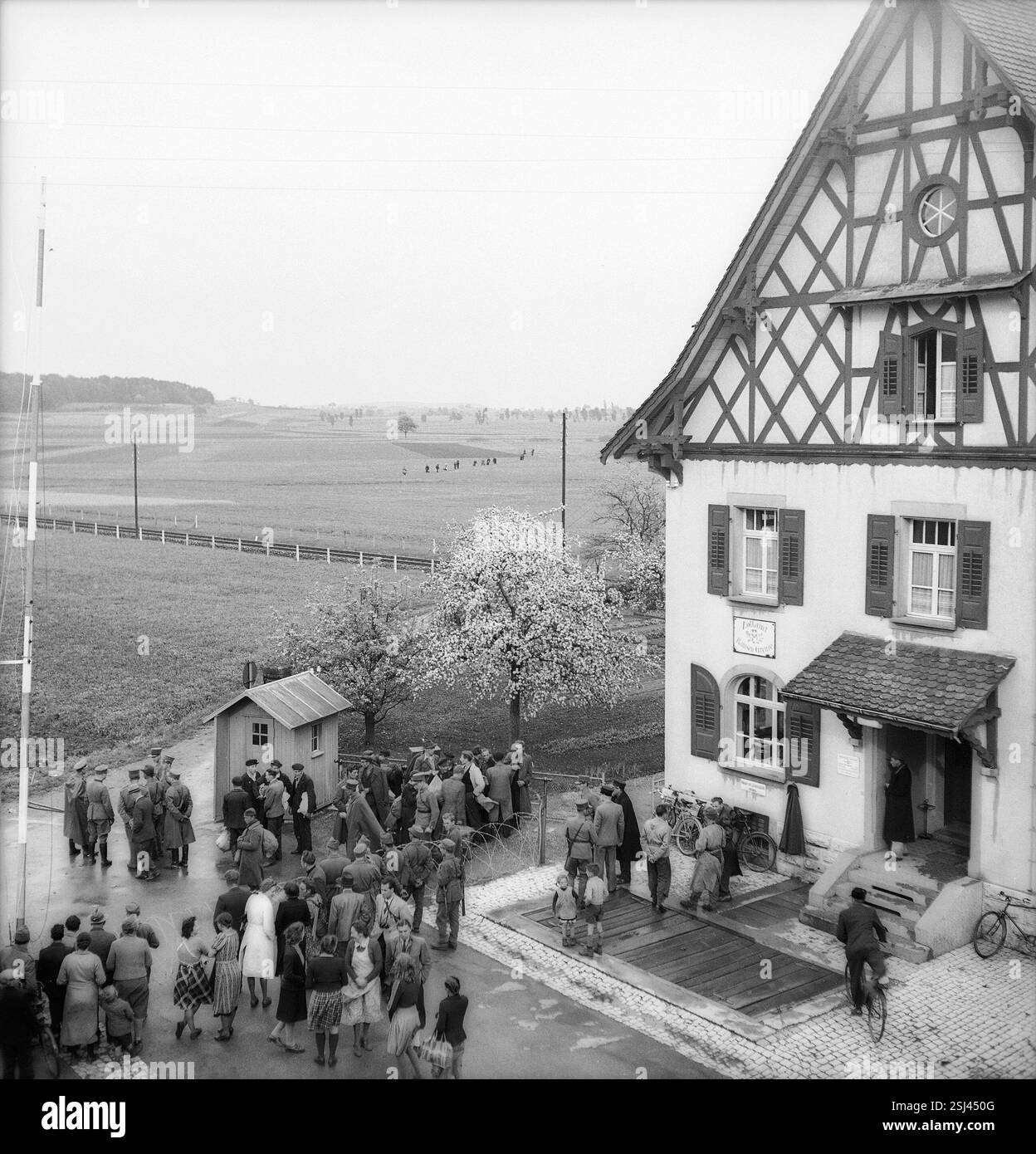Nordgrenze#Northern border--- Flüchtlinge an der Grenze, Ramsen 1945# ...