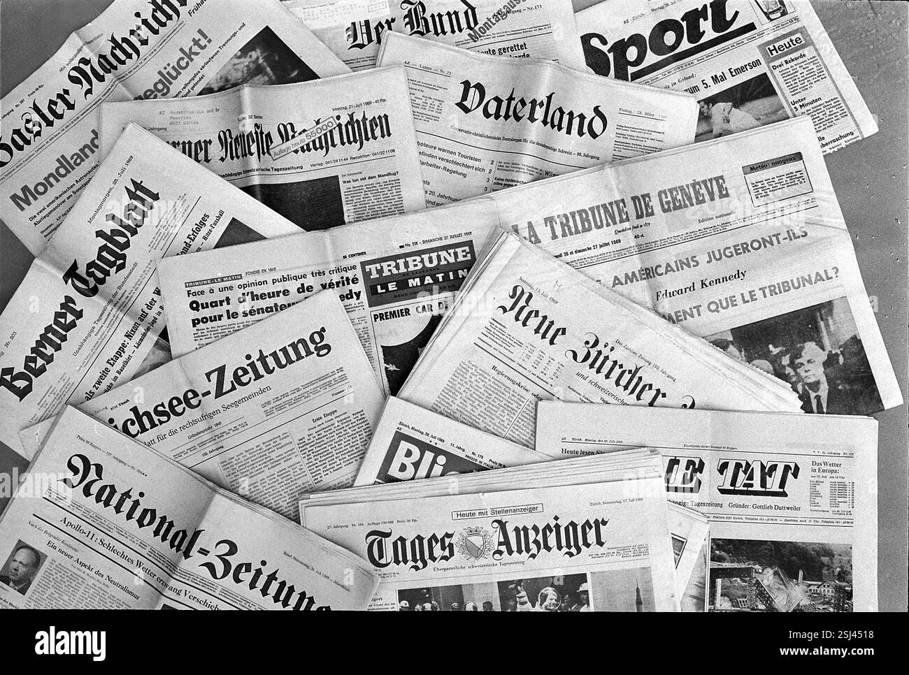 Zeitungsmosaik: Diverse Schweizer Zeitungen, 1969#Mosaic of divers ...
