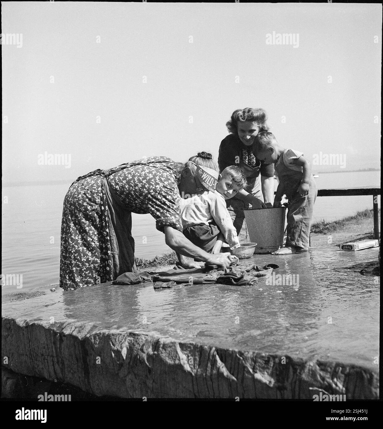 Frau mit ihren Kindern beim waschen am Bodensee, 1944#Woman with her ...