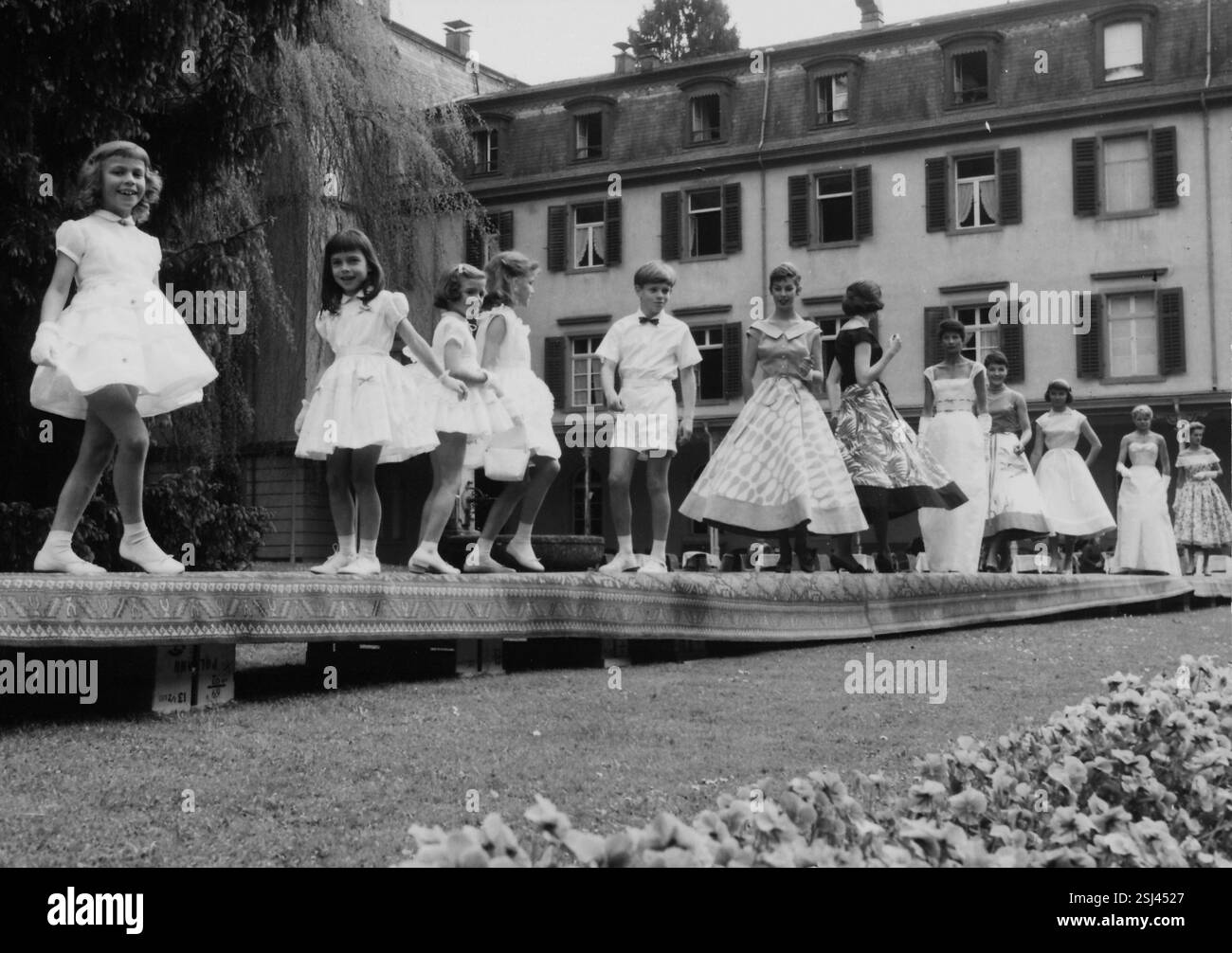 Kinder beim vorführen von Sommermode 1957#Children presenting summer ...