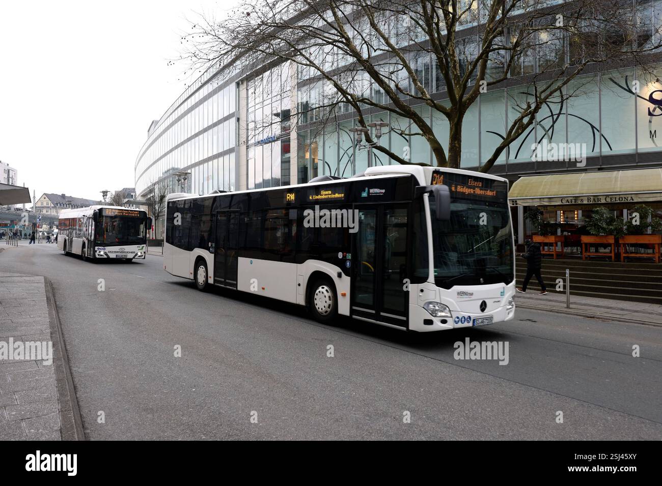 Busse verlassen den ZOB, Zentraler Omnibus Bahnhof in Siegen. OEPNV ...
