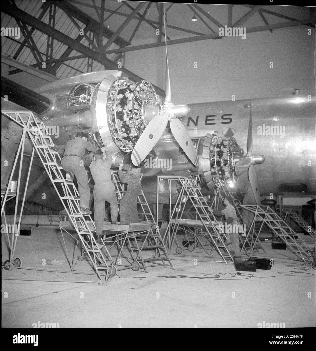 Flughafen Kloten, Flugzeug Unterhalt 1948#Zurich Airport, airplane ...