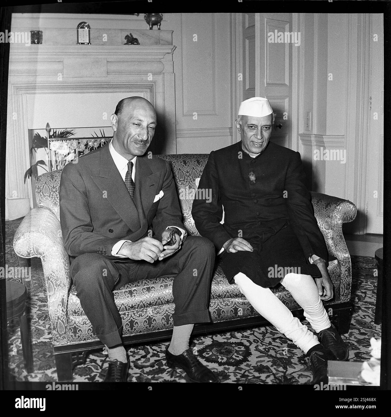 König Mohammed Zahir Schah und Jawaharlal Nehru, 1958#King Mohammad ...