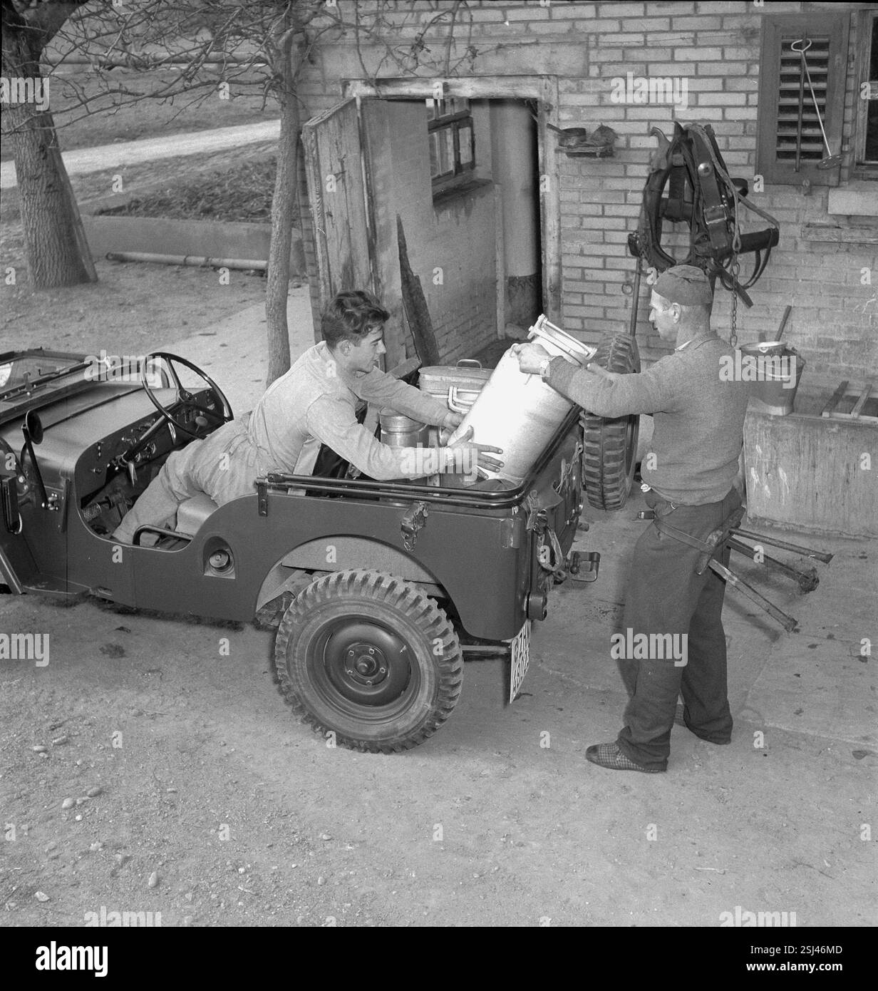 Militärjeep als Milchtransport-Fahrzeug 1950#Military Jeep as milk ...