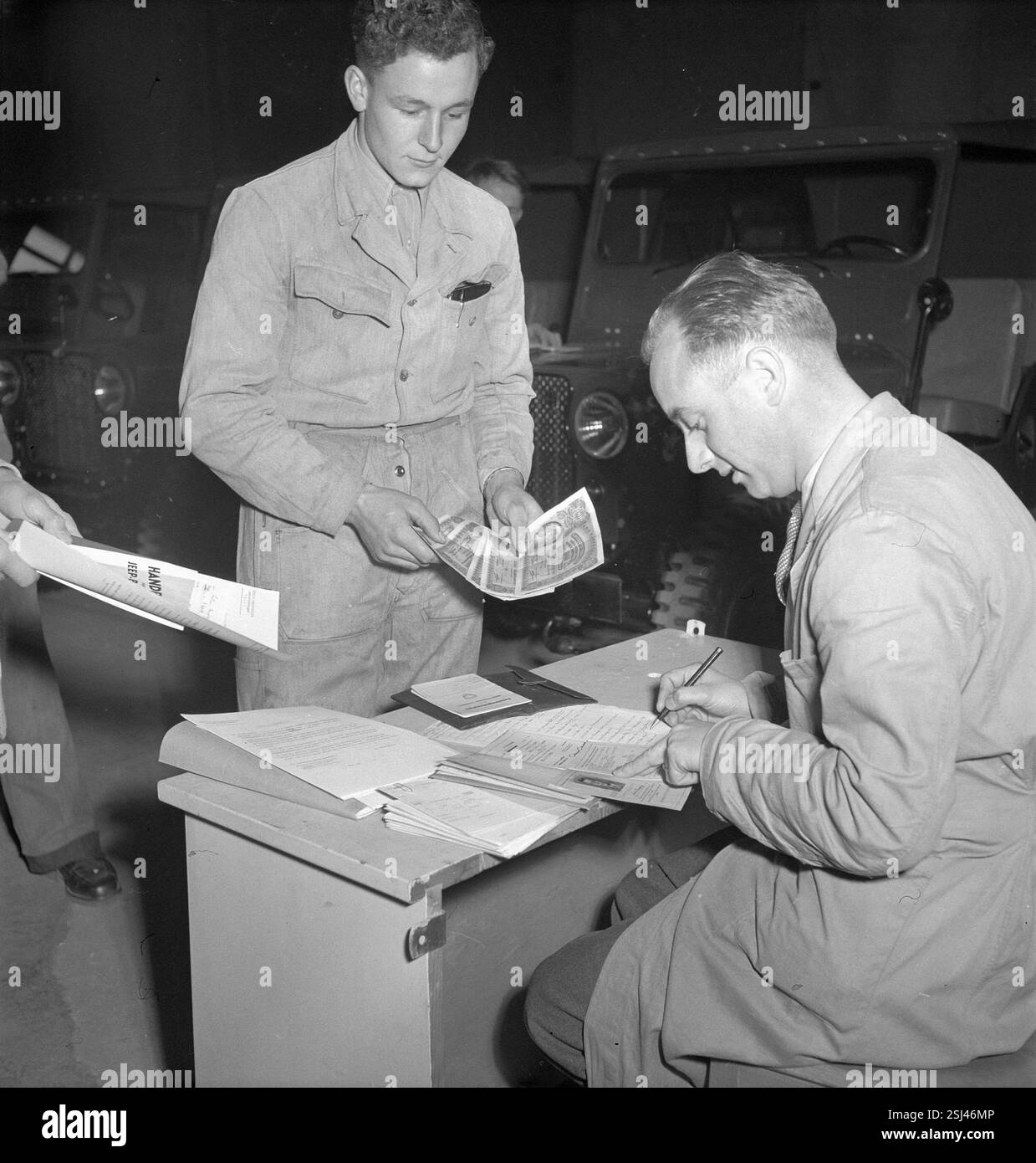 Rekrut kauft Militär-Jeep für 5000 Franken 1950#Recruit buying military ...