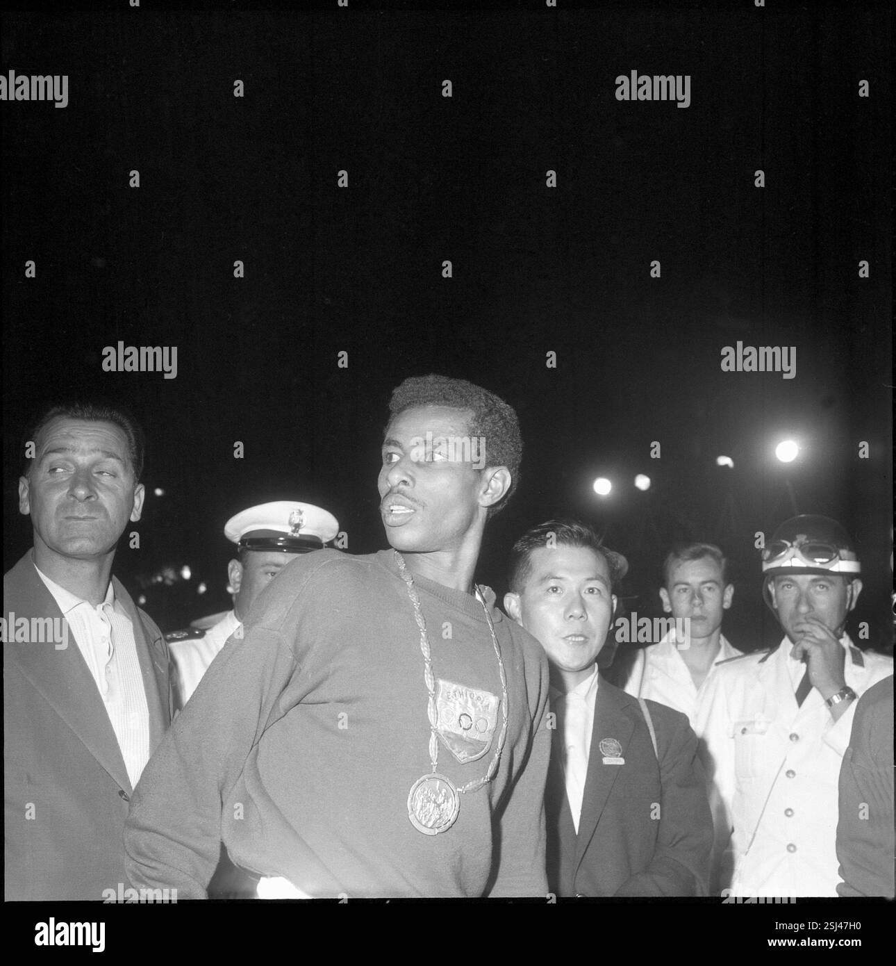 Rom 1960: Marathonsieger Abebe Bikila mit Journalisten#Rome 1960 ...