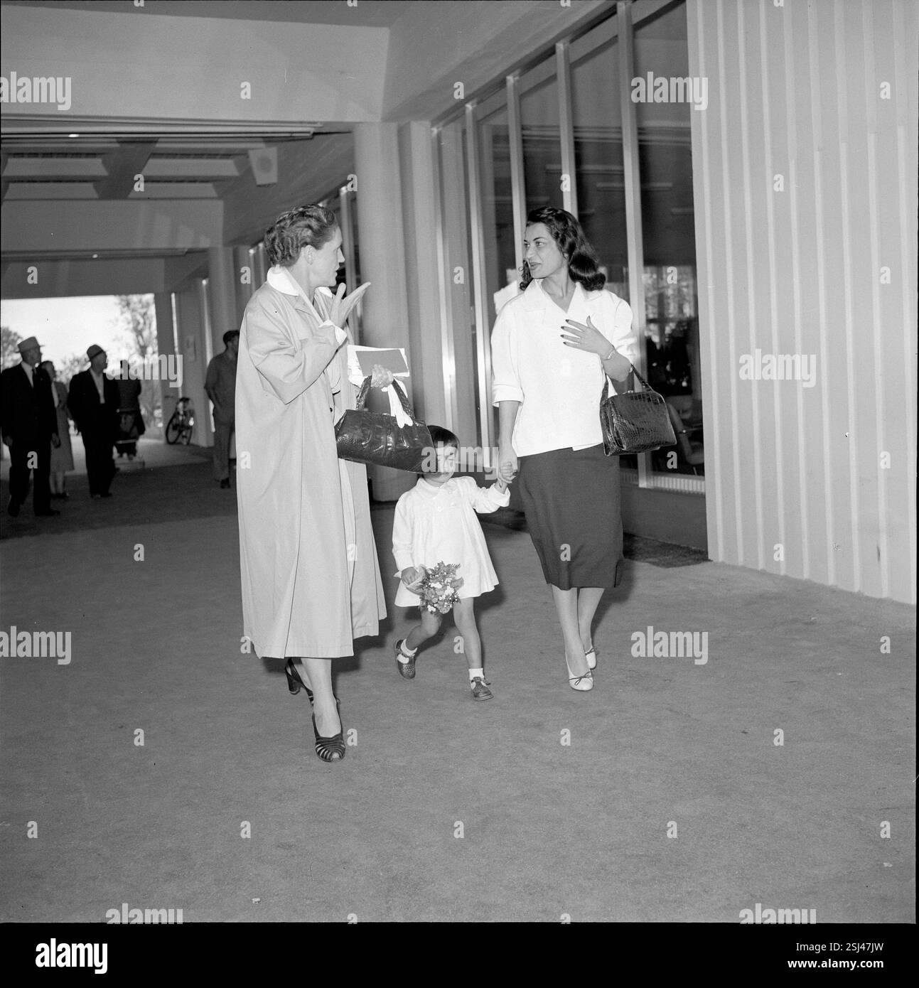 Prinzessin Ashraf Pahlavi von Persien (r), Ankunft in der Schweiz, 1953 ...