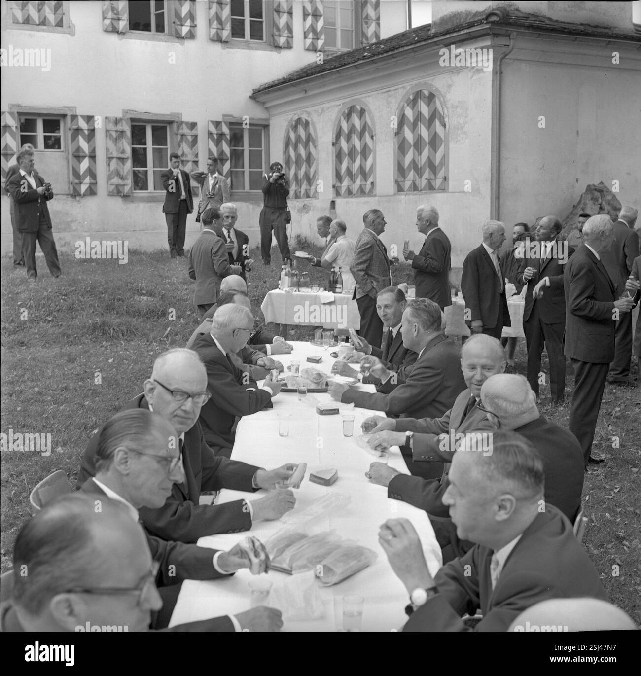 Bundesräte und Mitglieder des diplomatischen Korps auf dem Landenberg ...