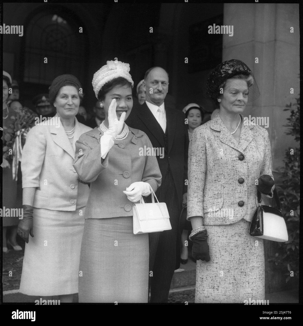Königin Sirikit von Thailand mit Antoinette Petitpierre (r), 1960#Queen ...