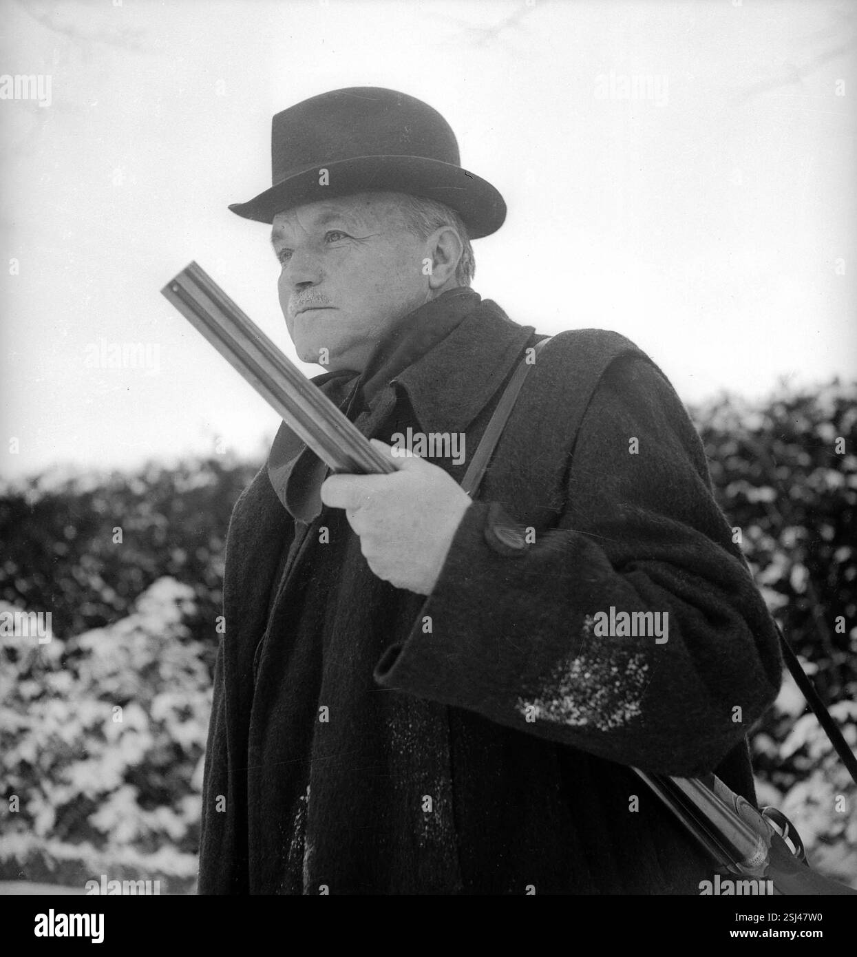 Jean-Marie Musy mit Gewehr#Jean-Marie Musy with gun Stock Photo - Alamy
