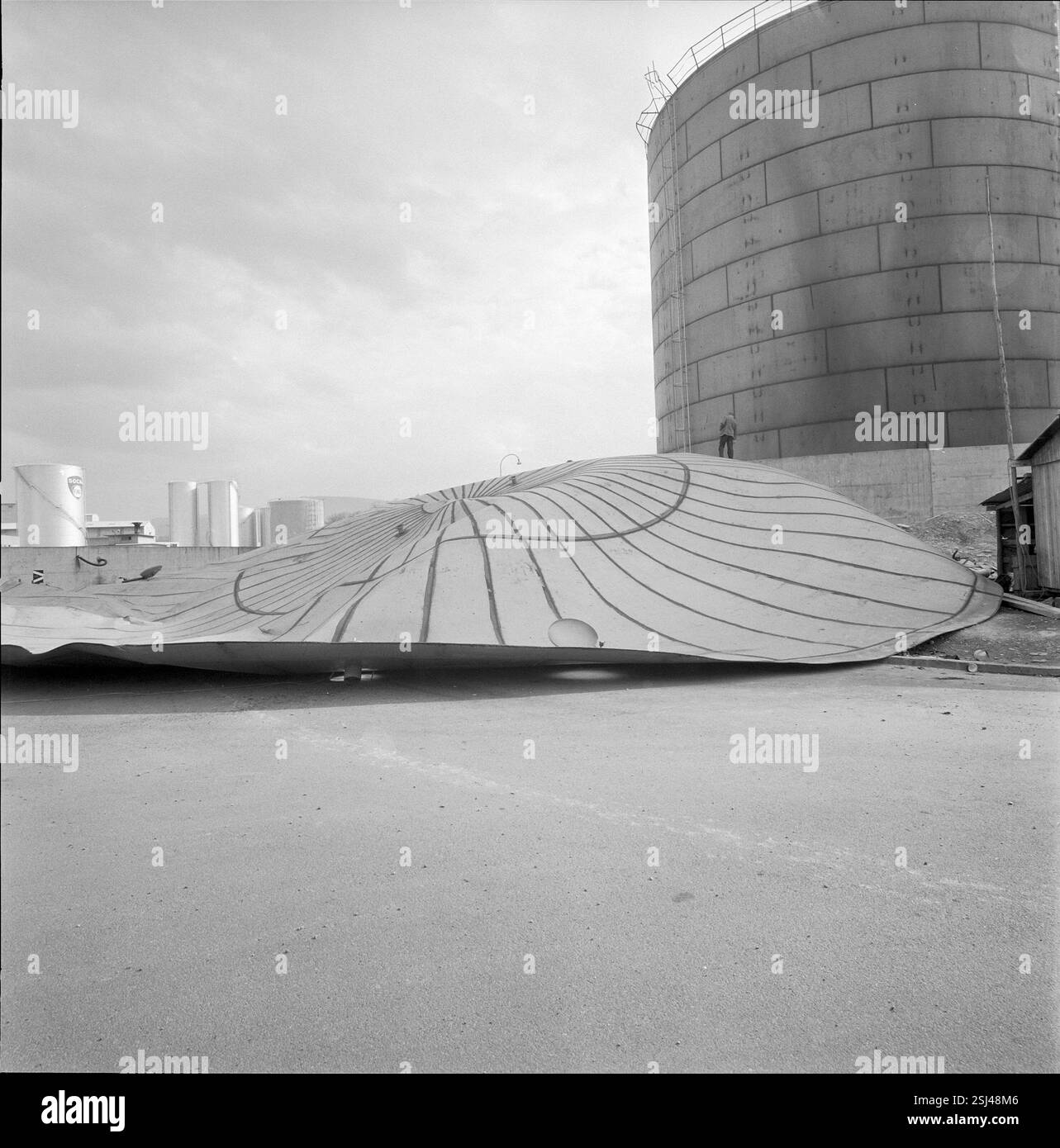 Benzintank in Tanklager explodiert, Auhafen Muttenz 1960#Gasoline tank ...