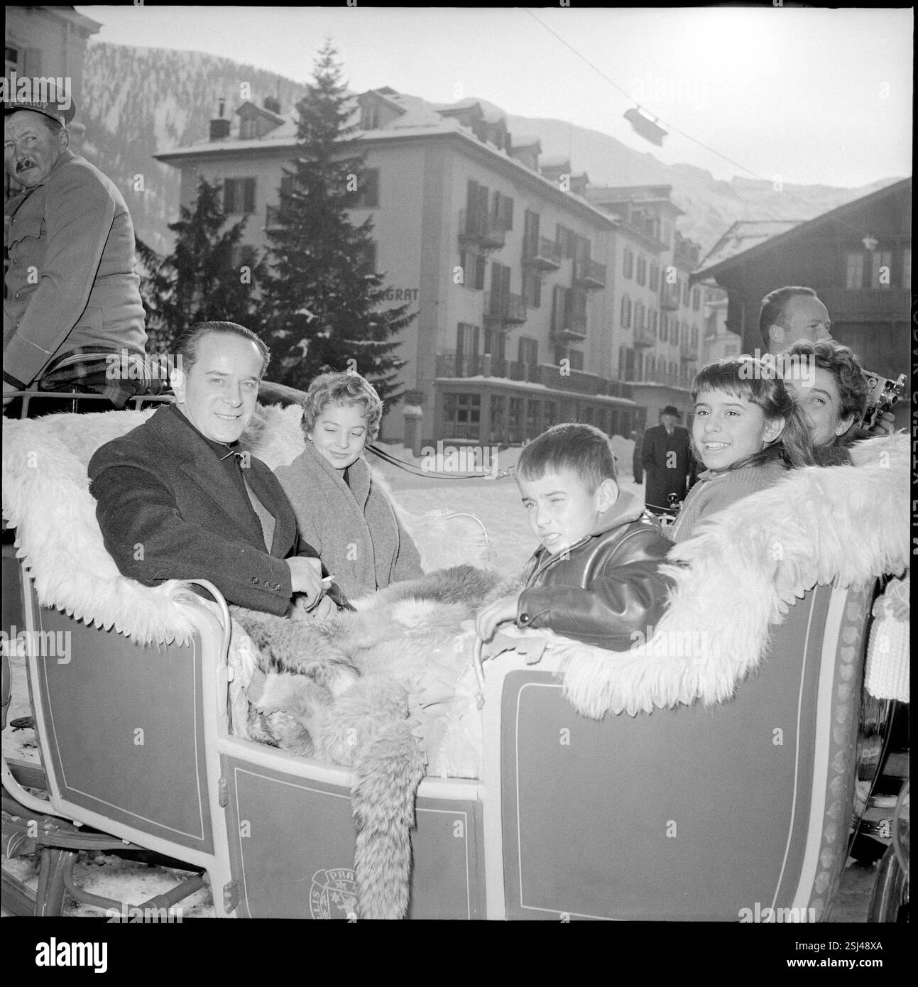 Jacobo Arbenz Guzman und Familie in Zermatt 1955#Jacobo Arbenz Guzman ...