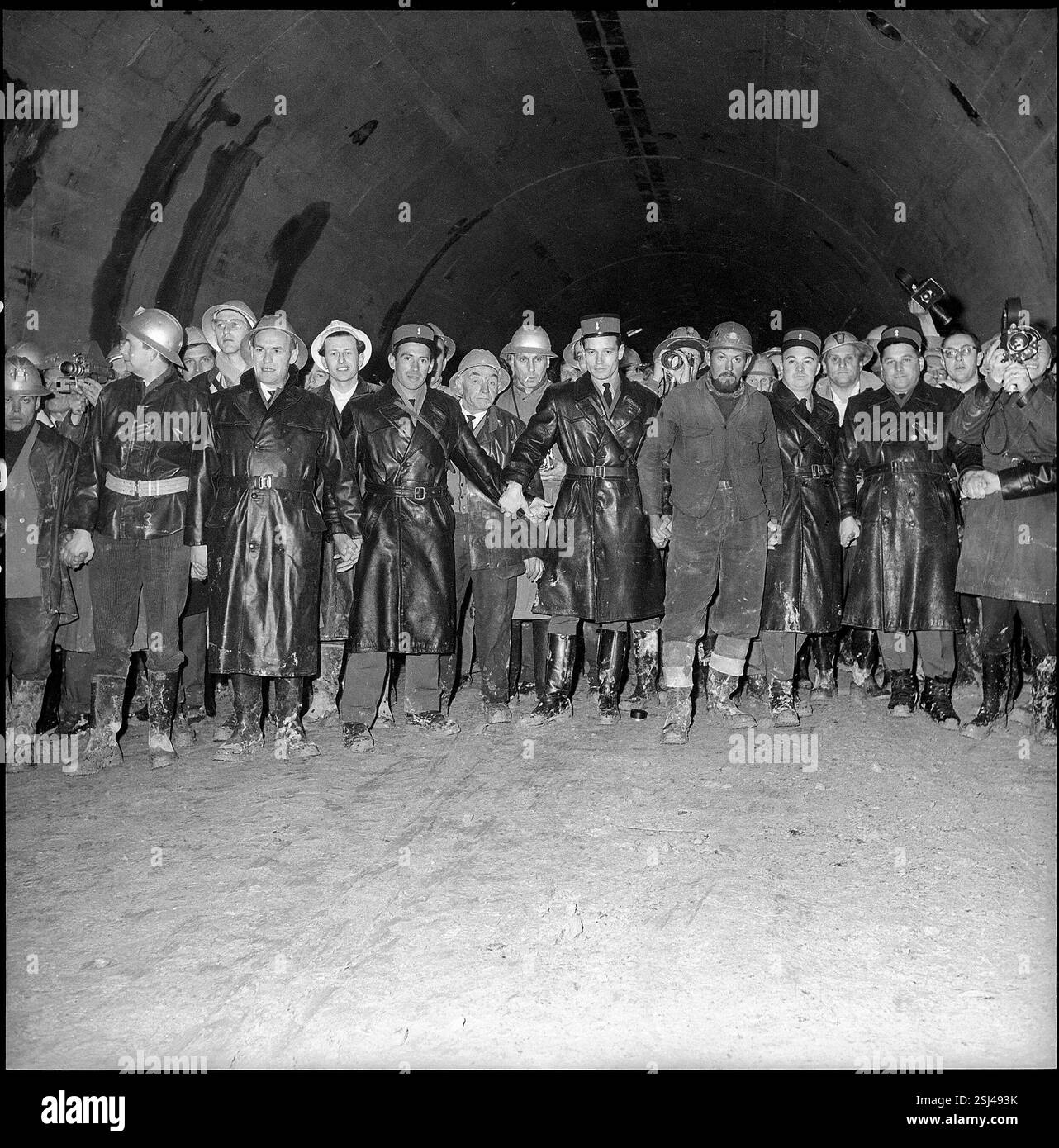 Polizei riegelt Tunnelportal ab, Grosser Sankt Bernhard-Tunnel 1962# ...
