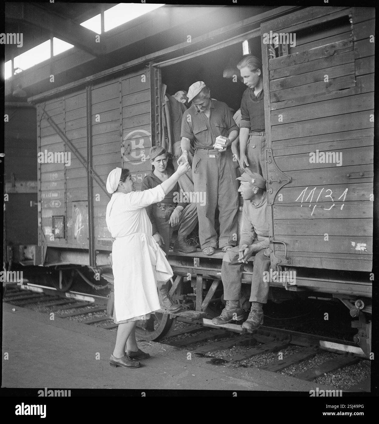 Heimkehr nach Kriegsgefangenschaft, eine Rotkreuz-Schwester bringt ...