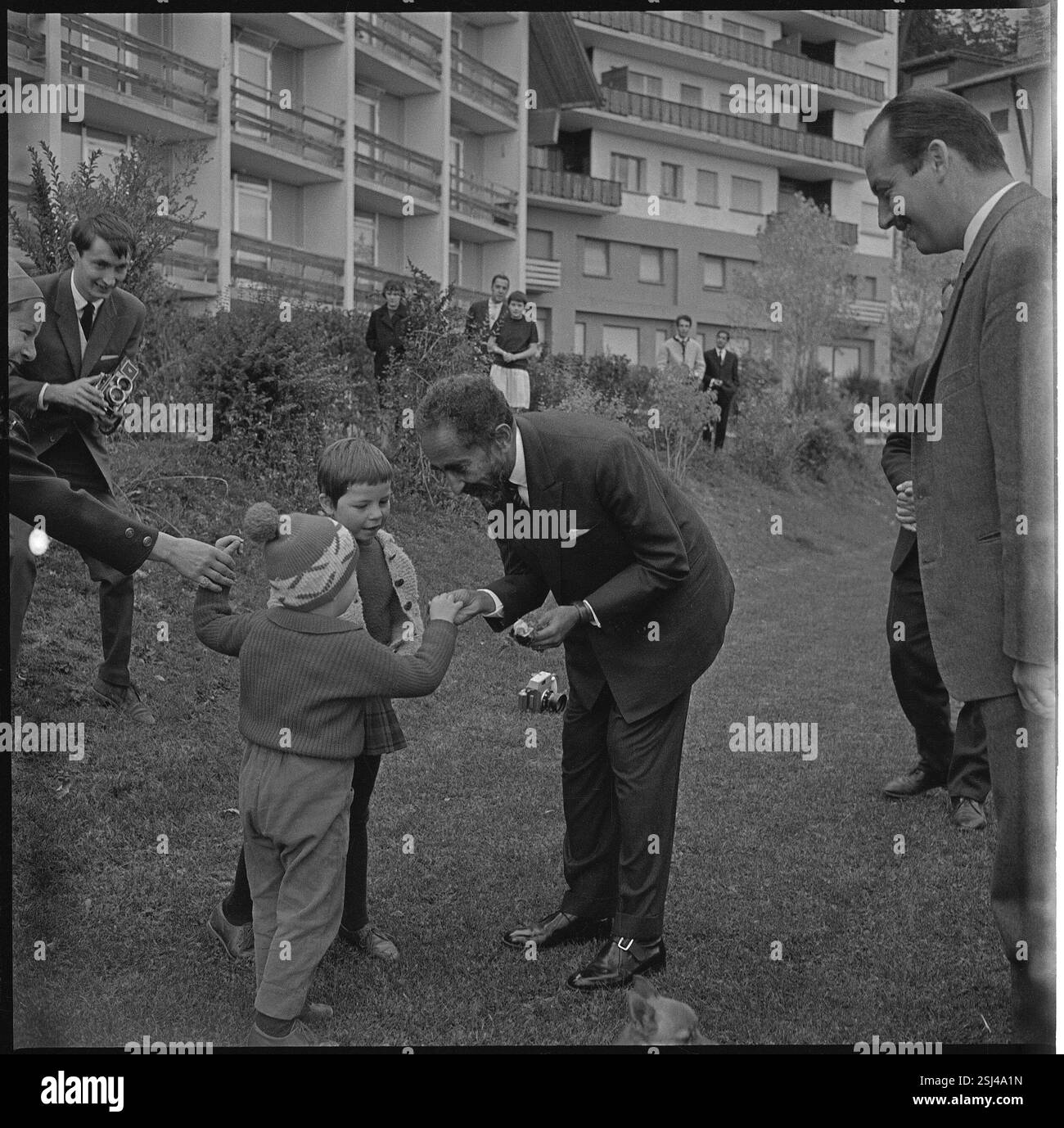 Kaiser Haile Selassie spricht mit Kindern, Wallis 1965#Emperor Haile ...