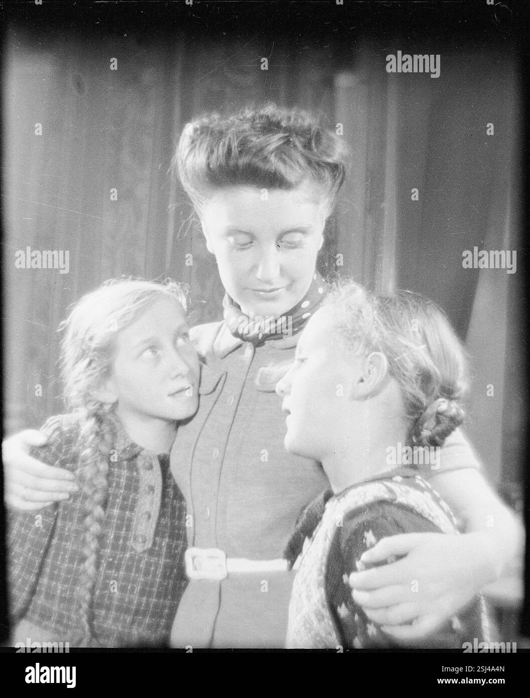 Mutter mit Kindern, Szene aus dem Film "Ein Weg bleibt offen", 1944# ...
