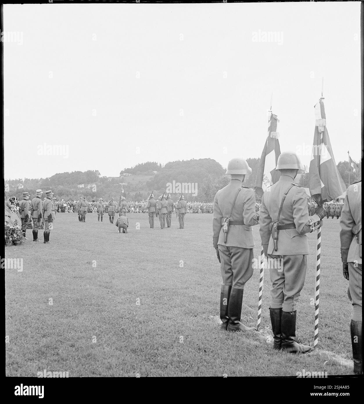 General Henri Guisan besucht Soldaten der Luftwaffe; 1940#General Henri ...