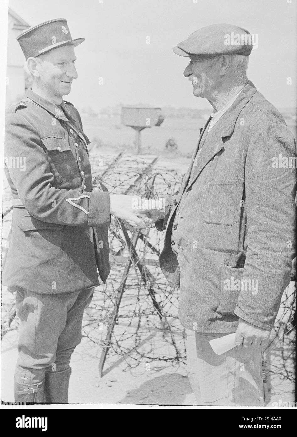 WK 2: Schweizer Bauer an der französischen Grenze, 1945#WW 2: Swiss ...
