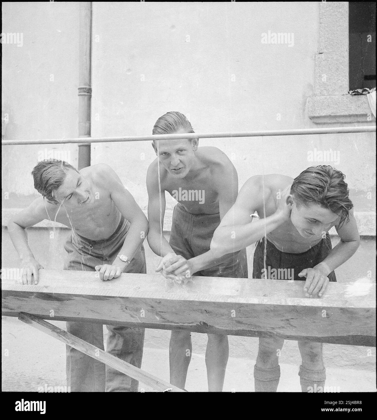 WK 2: Landhilfe; Junge Männer waschen sich im Freien, 1943#WW2: farming ...