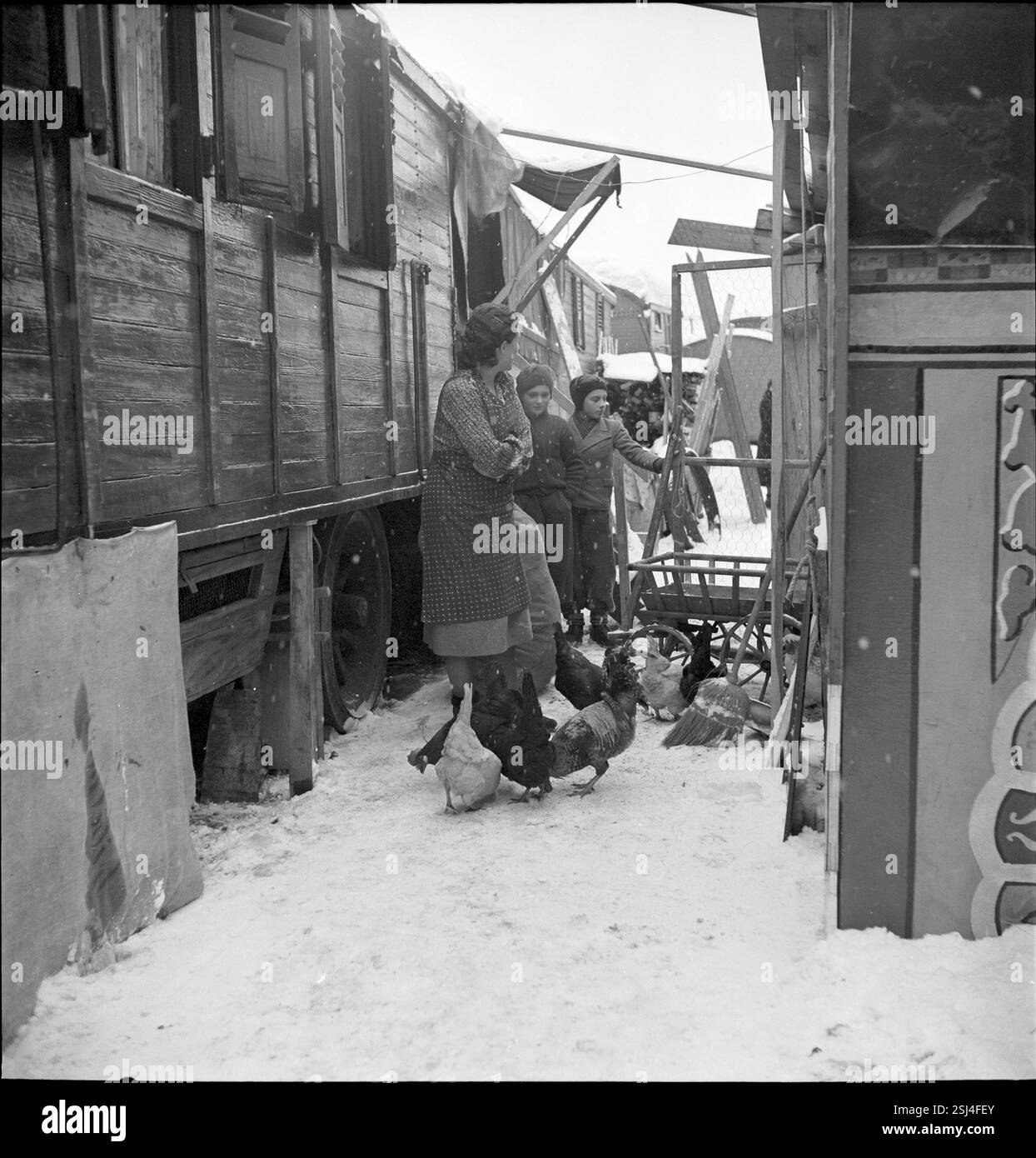 Jenische Frau mit Kindern, 1942#Yenish woman with children, 1942 Stock ...