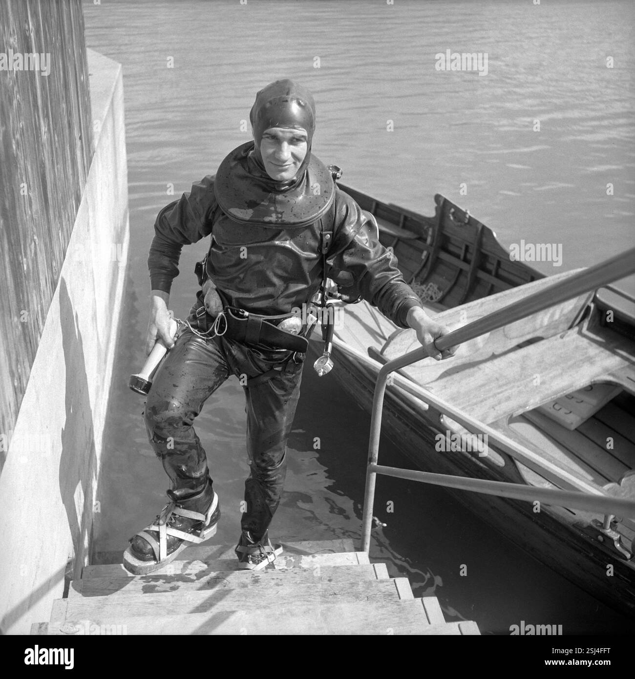Taucher mit neuartigem Taucheranzug, 1955#Diver with modern diving suit ...