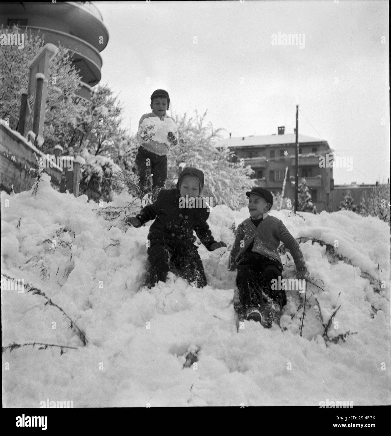 Kinder in snow Black and White Stock Photos & Images - Alamy