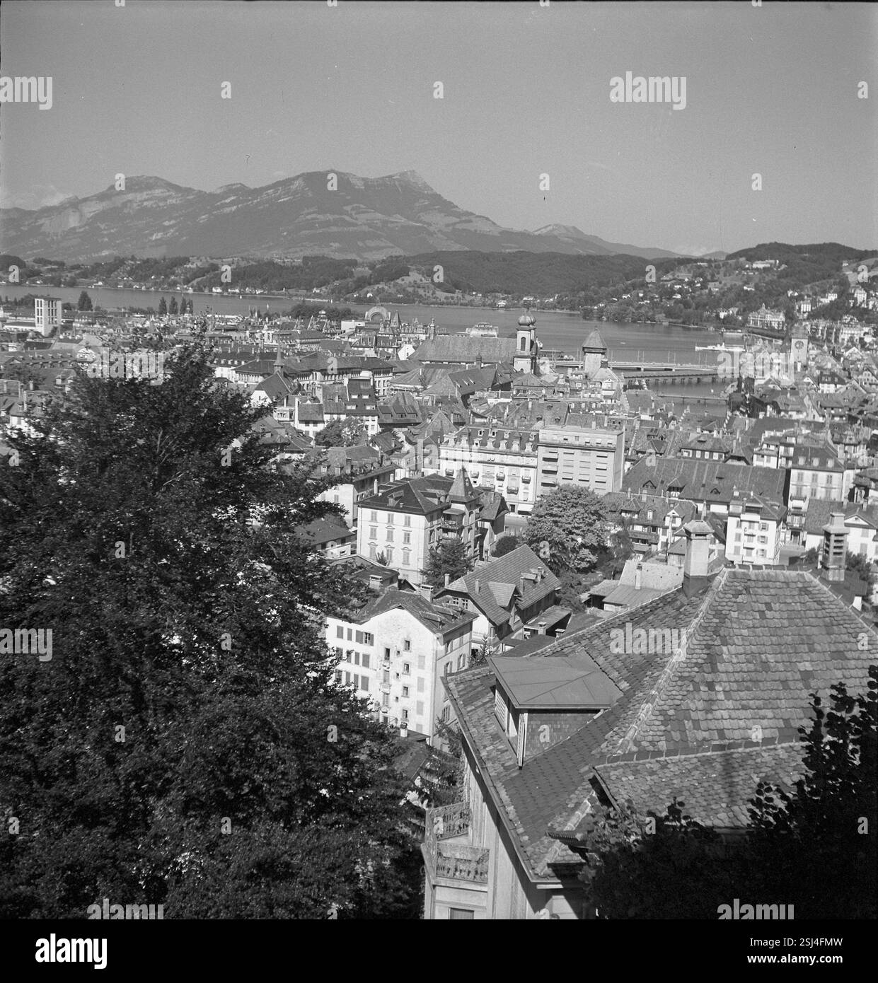Luzern, Jesuitenkirhce, Wasserturm, Kapellbrücke; 1942#Lucerne, Jesuit ...
